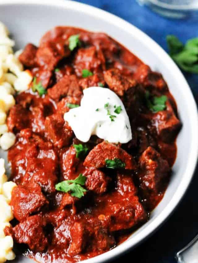 PÖRKÖLT – HUNGARIAN BEEF AND ONION STEW - Eating European